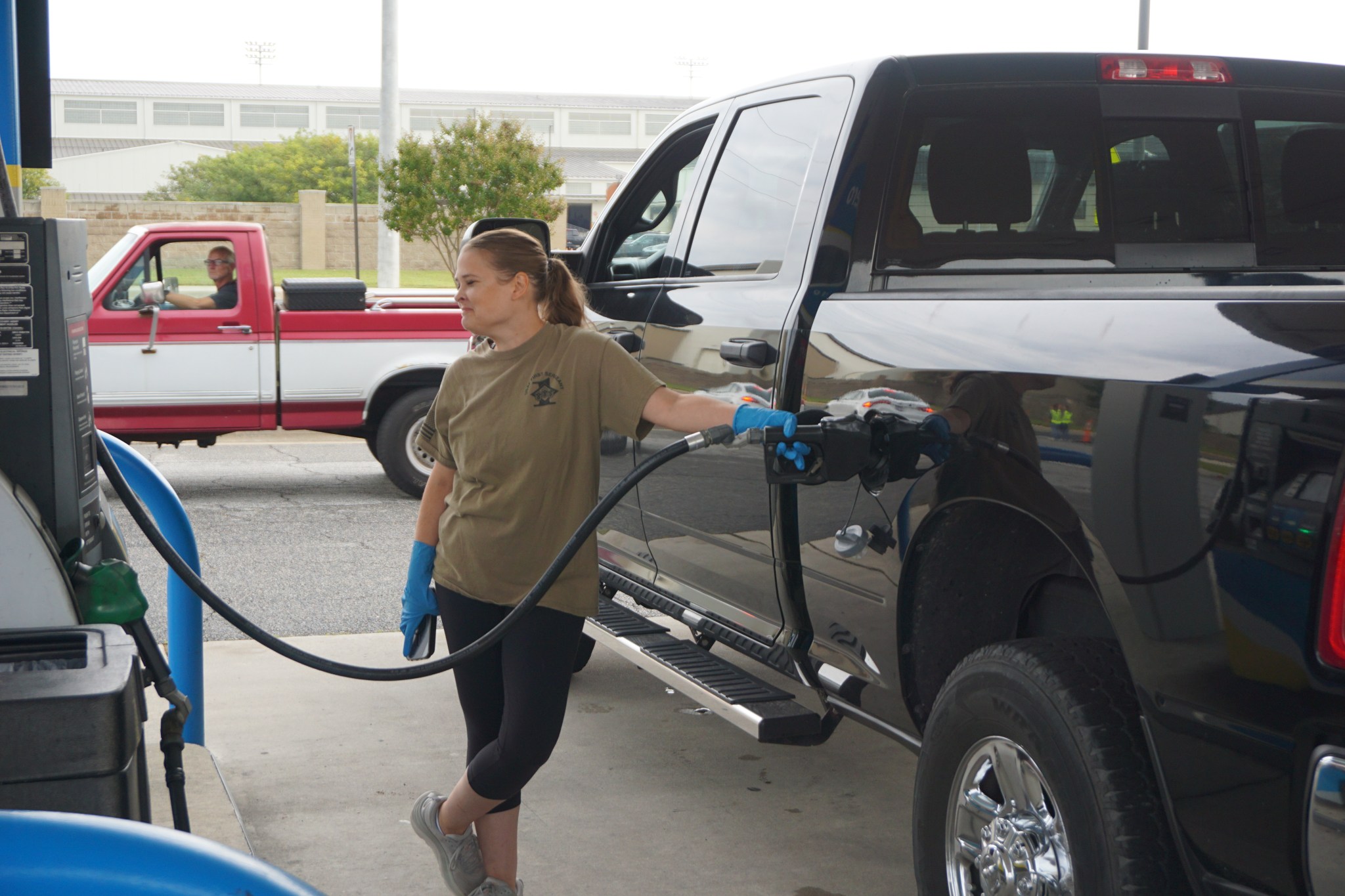 HHF Thanks Service Members on Fill-Your-Tank Day